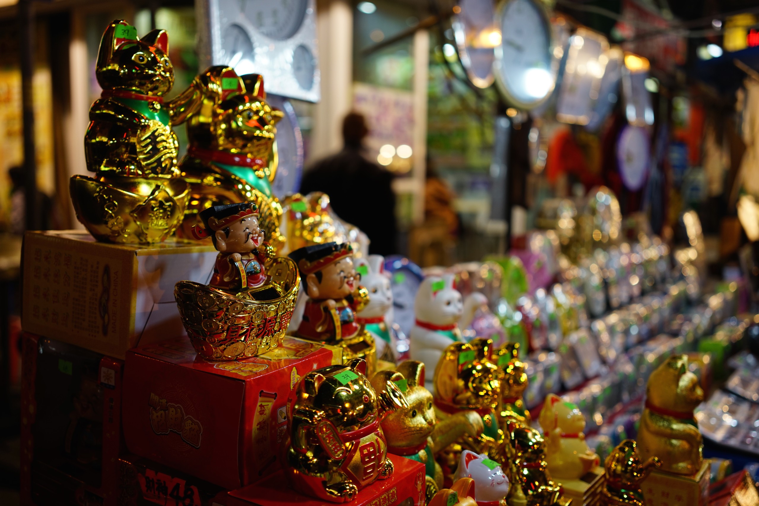 2015-01-22_golden_Maneki_nekos_and_sculptures_of_God_of_Wealth_with ...